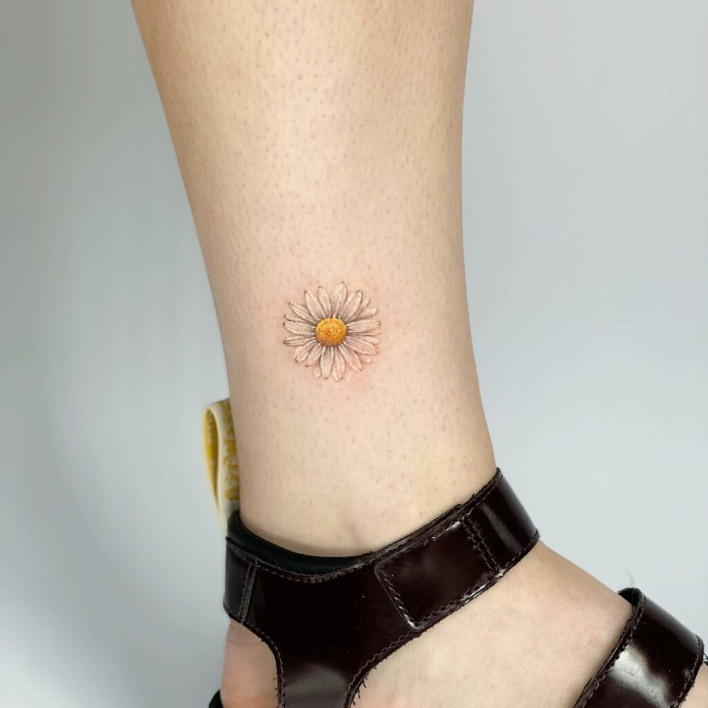 26 Pretty Daisy Tattoo Ideas to Inspire You in 2023