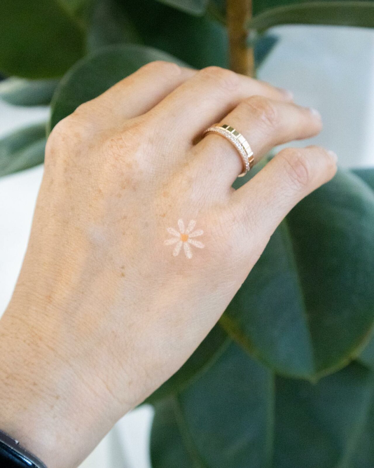 26 Pretty Daisy Tattoo Ideas to Inspire You in 2023