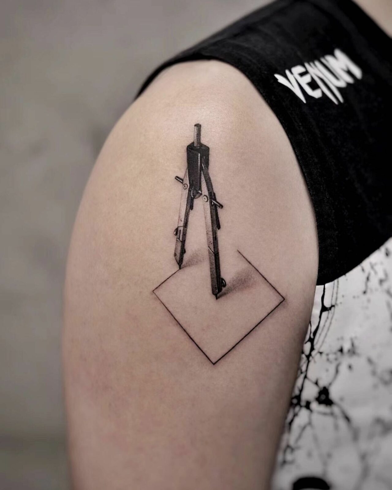 31 Sharp Shoulder Tattoos for Men in 2024