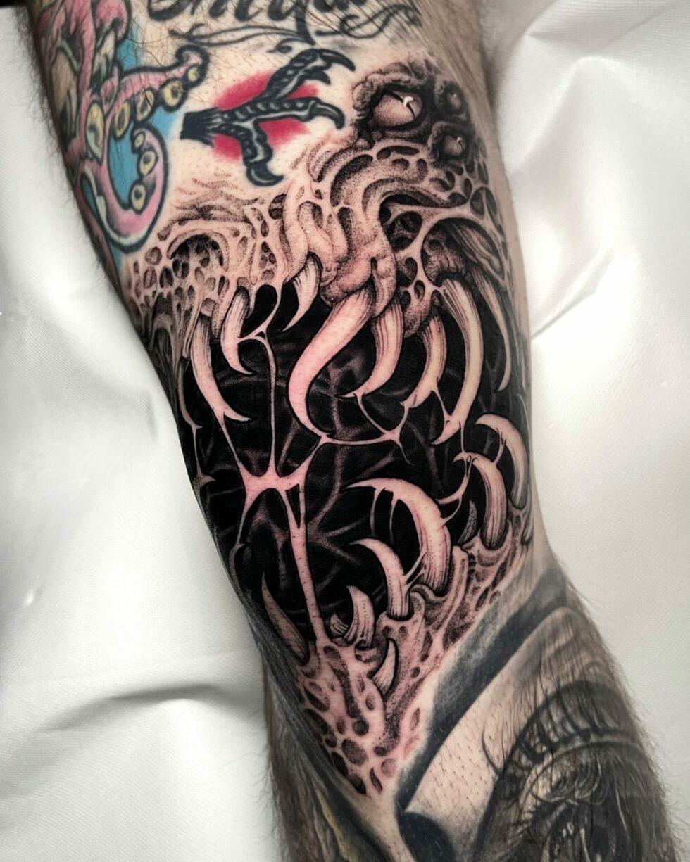 32 Amazing Knee Tattoo Ideas for Men & Women in 2024