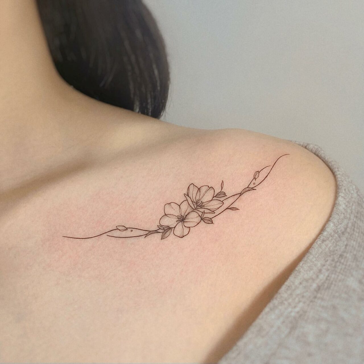 33 Cool Collarbone Tattoo Ideas for Women in 2023