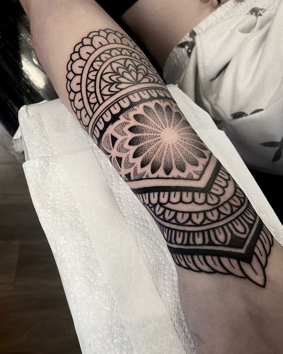 34 Alluring Wrist Tattoo Ideas for Men & Women in 2024