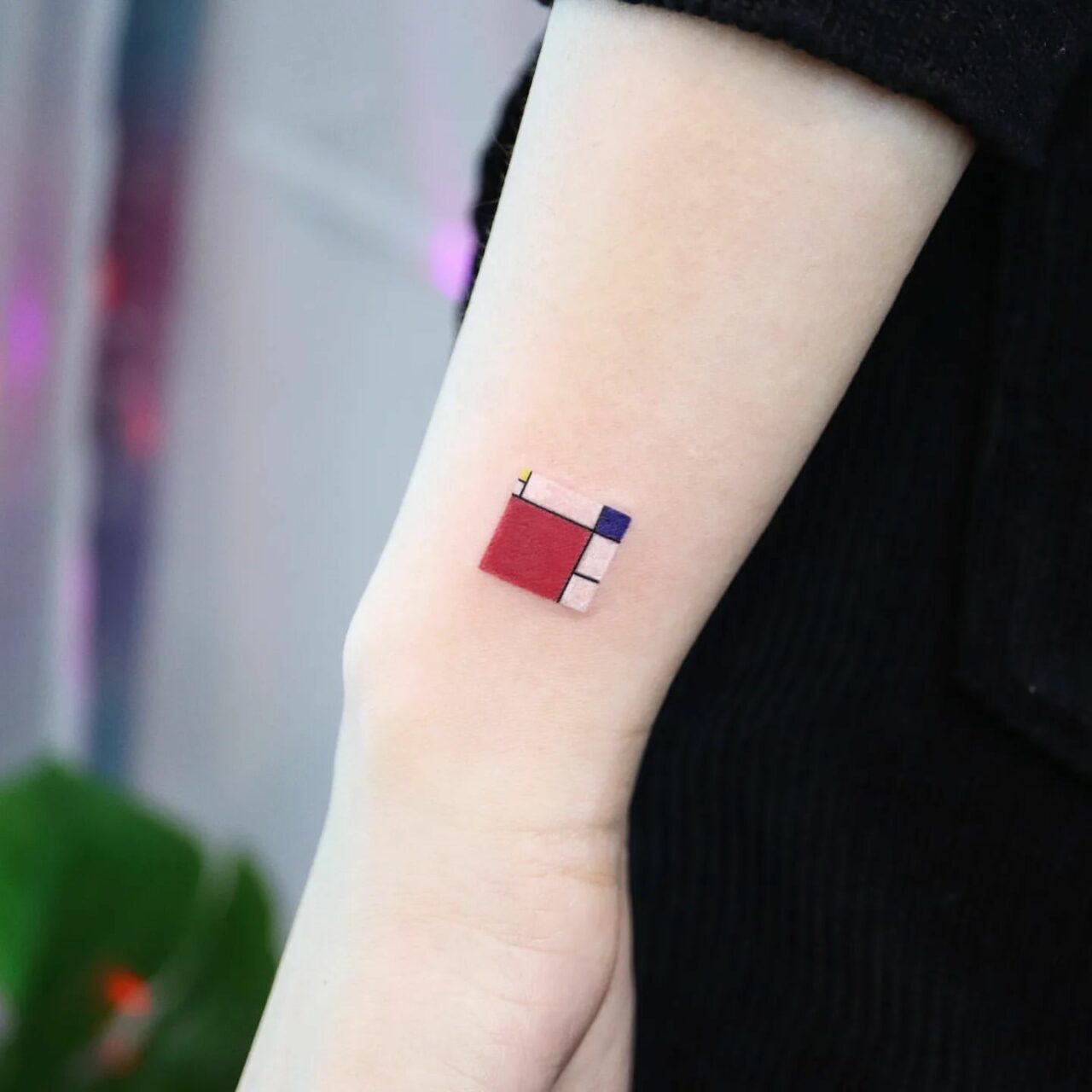 34 Alluring Wrist Tattoo Ideas for Men & Women in 2024