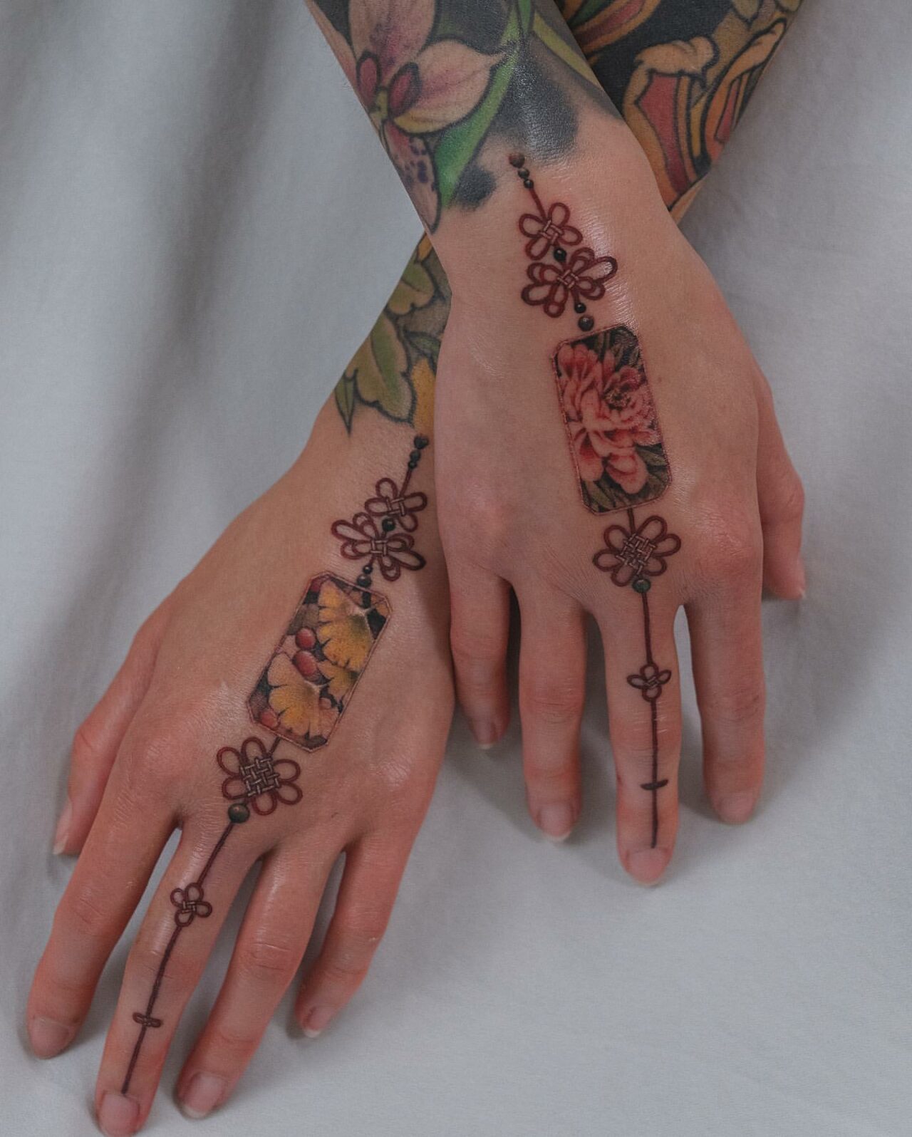 32 Brilliant Hand Tattoos for Women in 2024