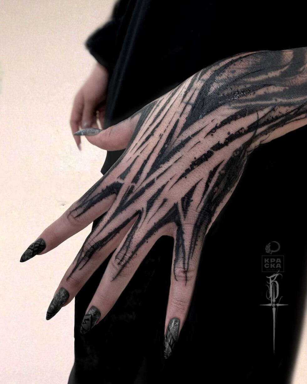 32 Brilliant Hand Tattoos for Women in 2024