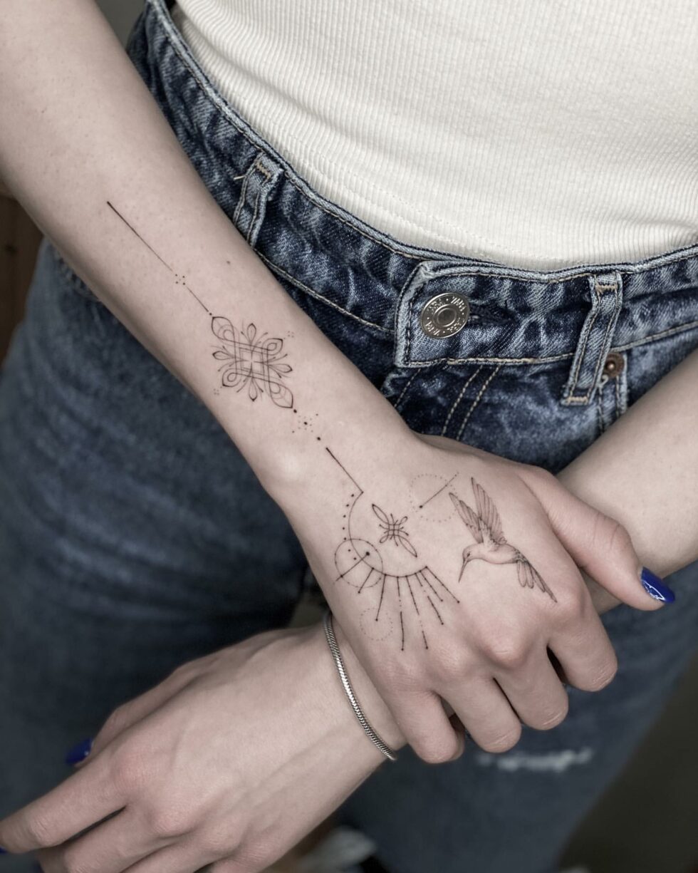 32 Brilliant Hand Tattoos for Women in 2024