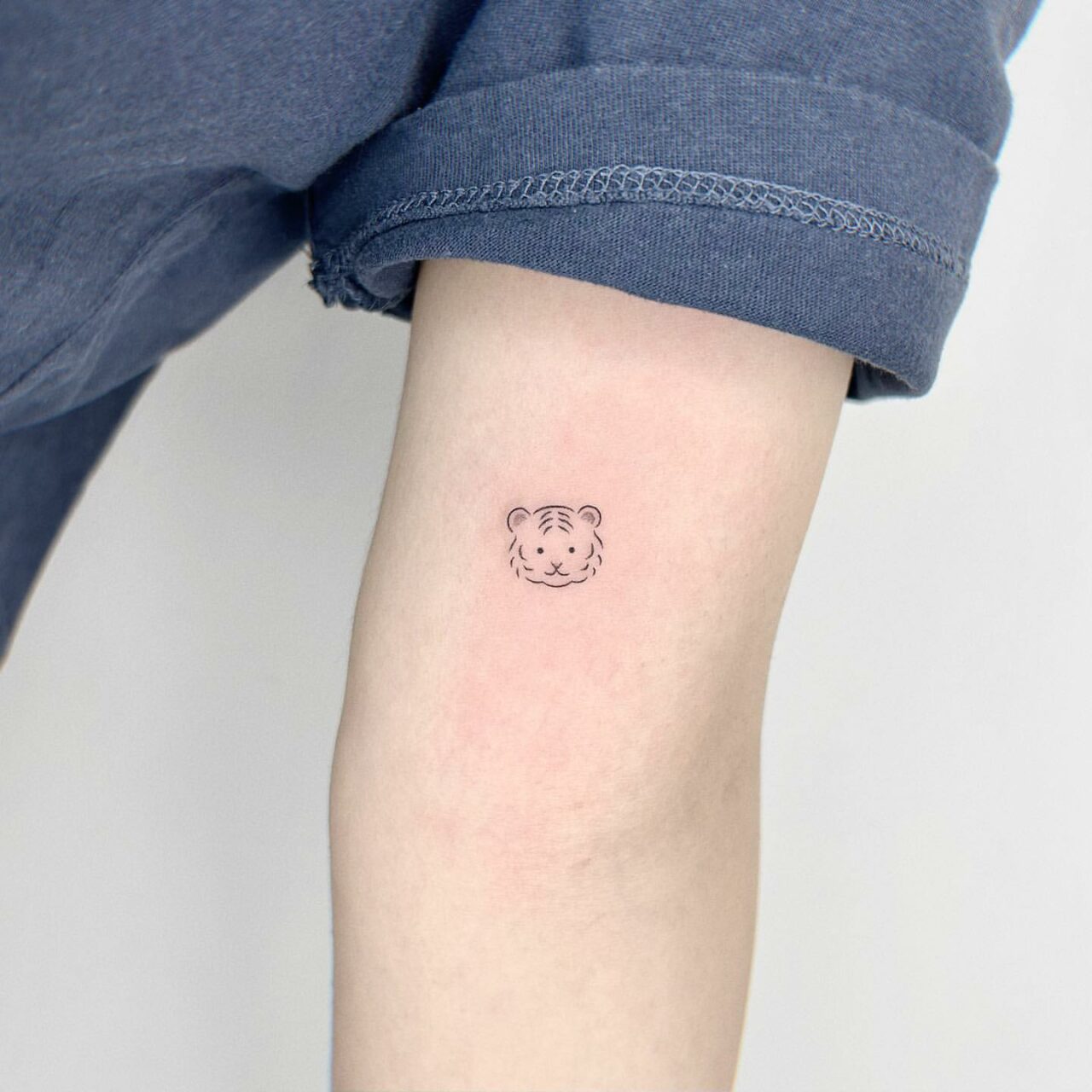 32 Simply Small Tattoos for Women in 2024